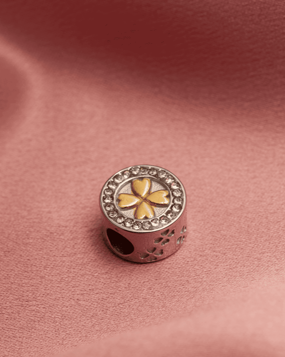 Berloque Trevo Volta Cravejada Silver E Gold - Rahra Soul | RAHRA