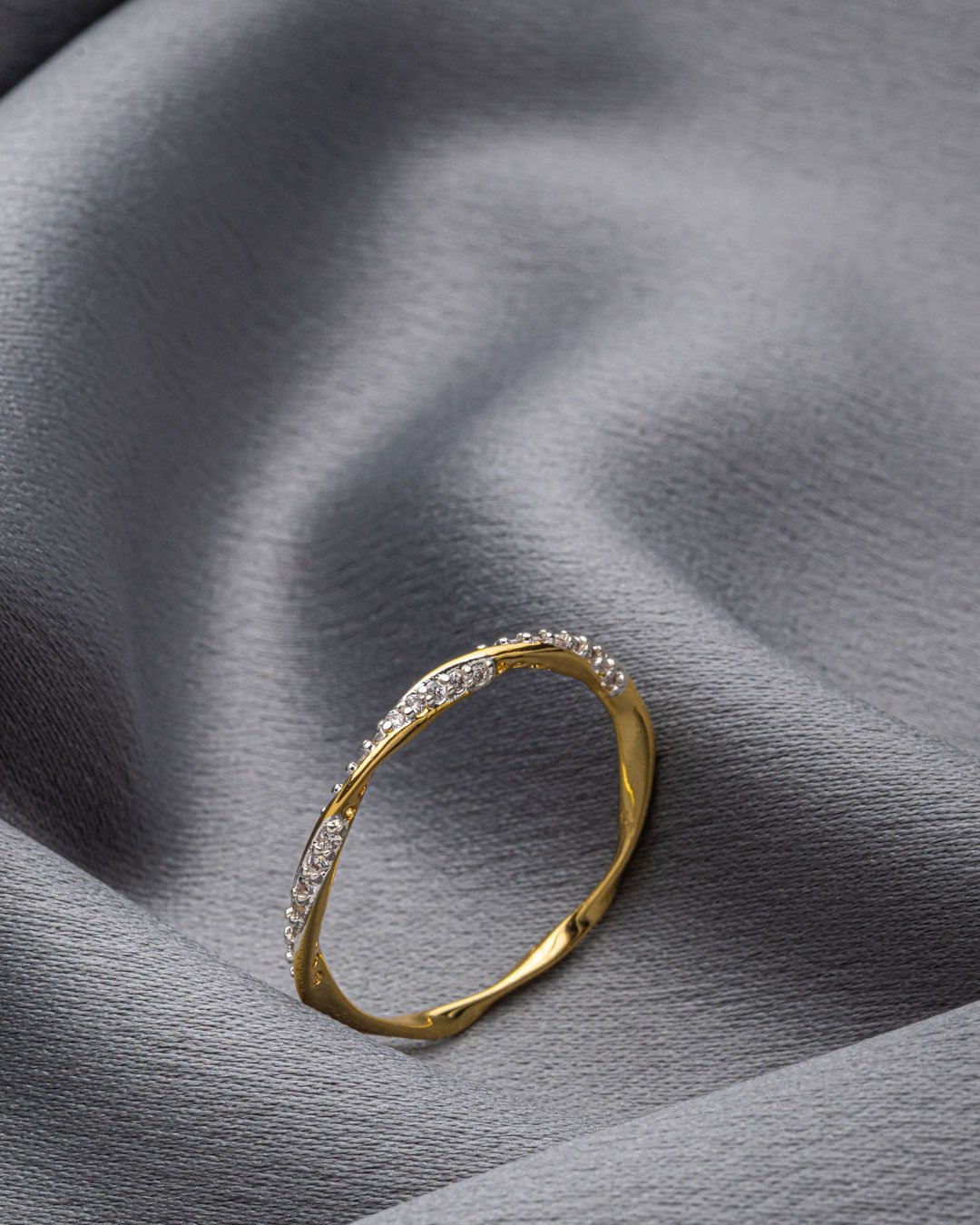 Anel Torcido Fino Cravejado Banhado a Ouro 18K | RAHRA Semijoias Femininas