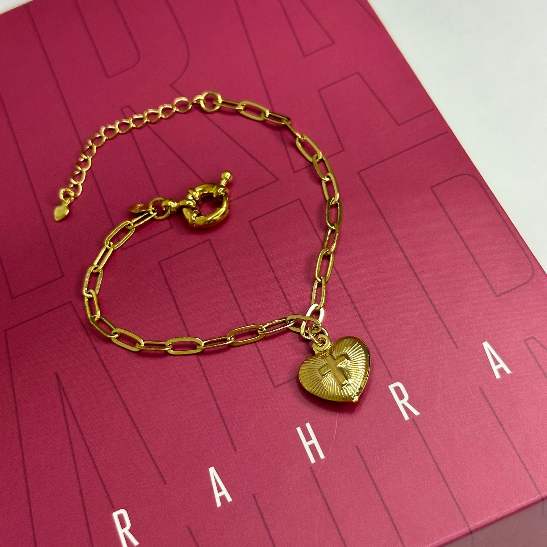 Pulseira Cartier Grossa com Coração e Divino Folheada a Ouro 18k | RAHRA