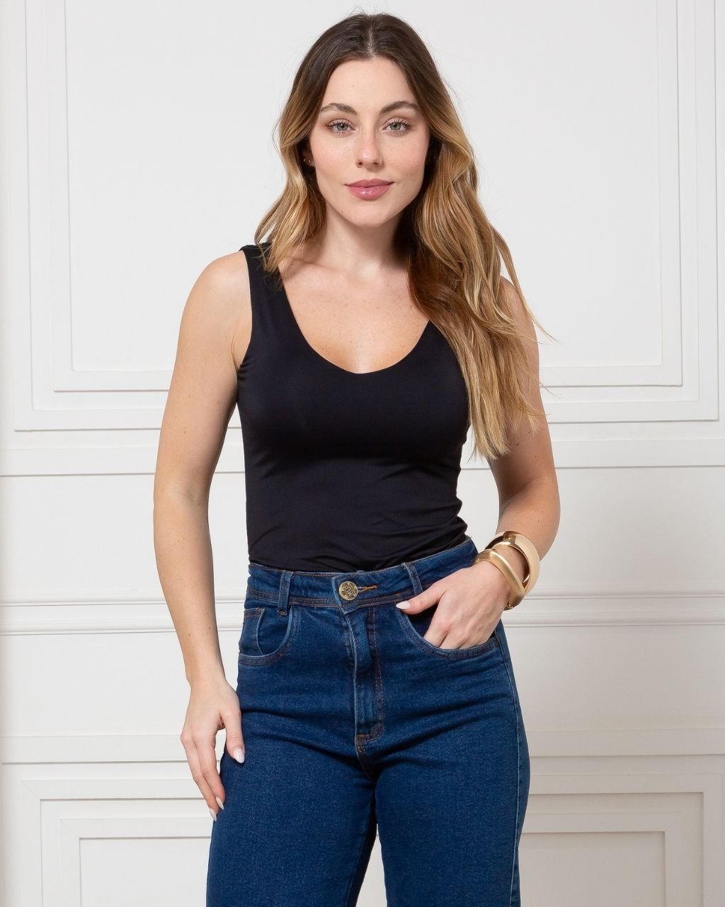 Regata Feminina Decote V em Poliamida | Moda Feminina Essencial ...