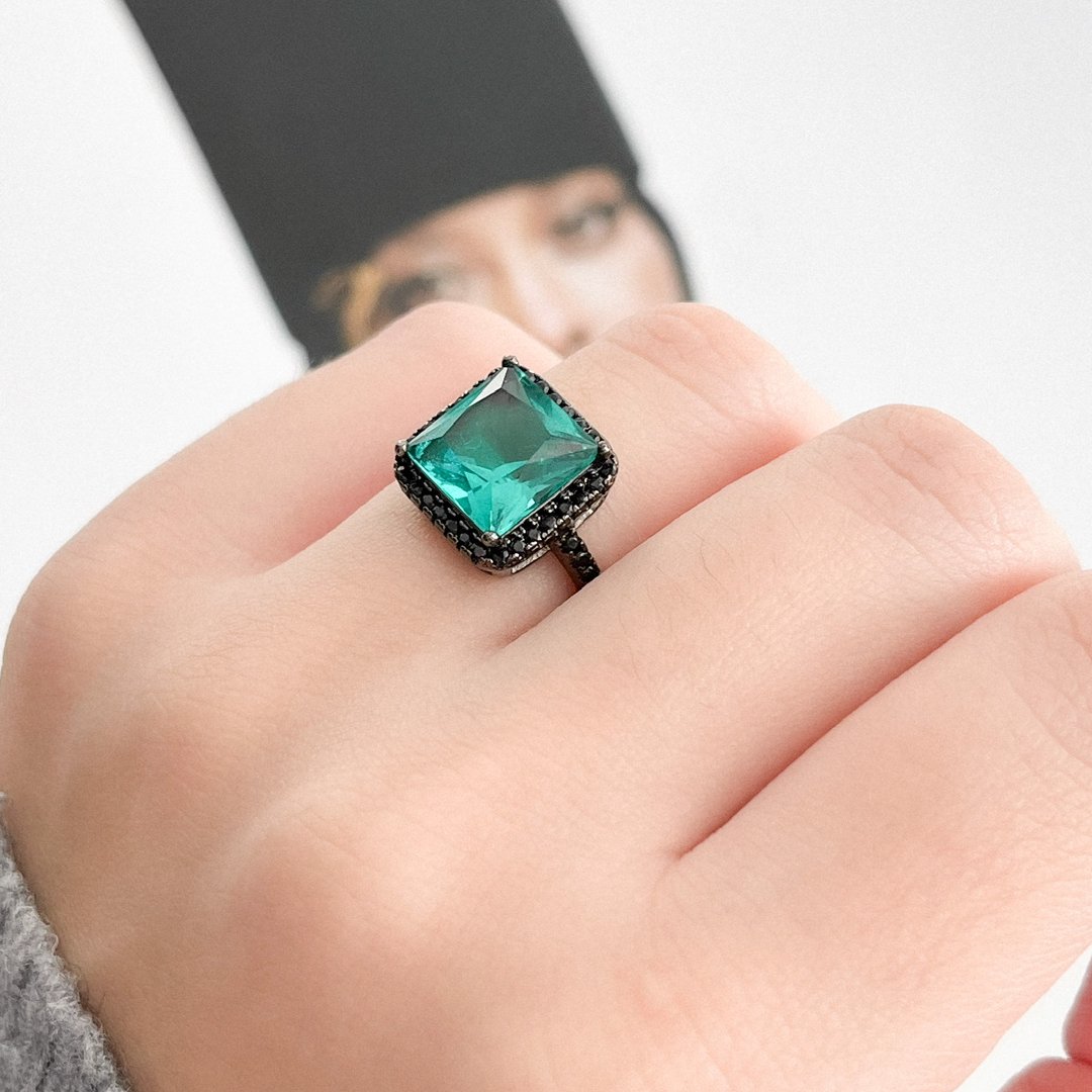 Anel Cubo Cravado Pedra Turmalina Ródio Negro | Raiza Delize Semijoias