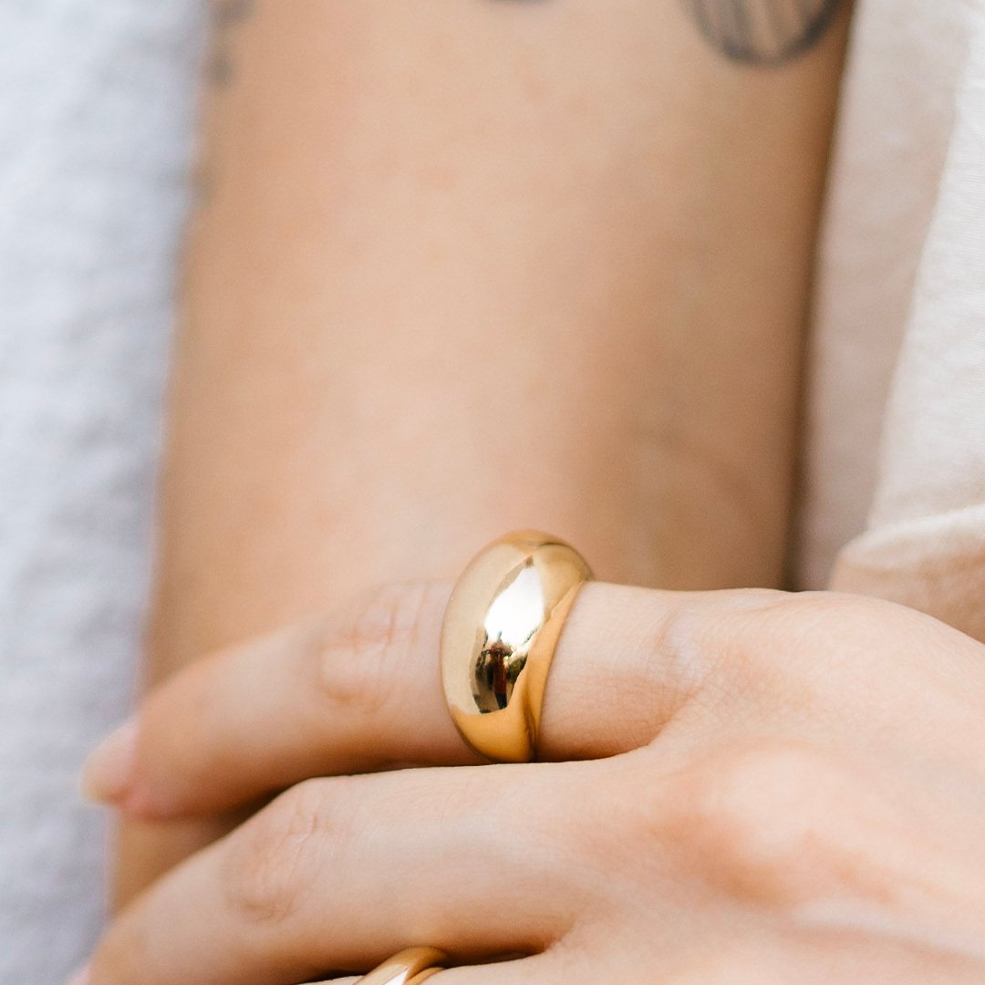 Anel Liso Largo AU | Raiza Delize Semijoias