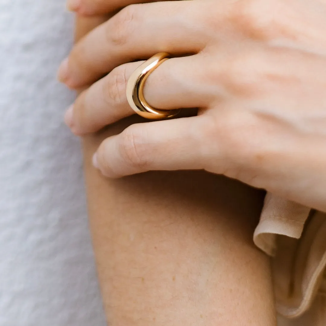 Anel Liso Onda Banhado | Raiza Delize Semijoias