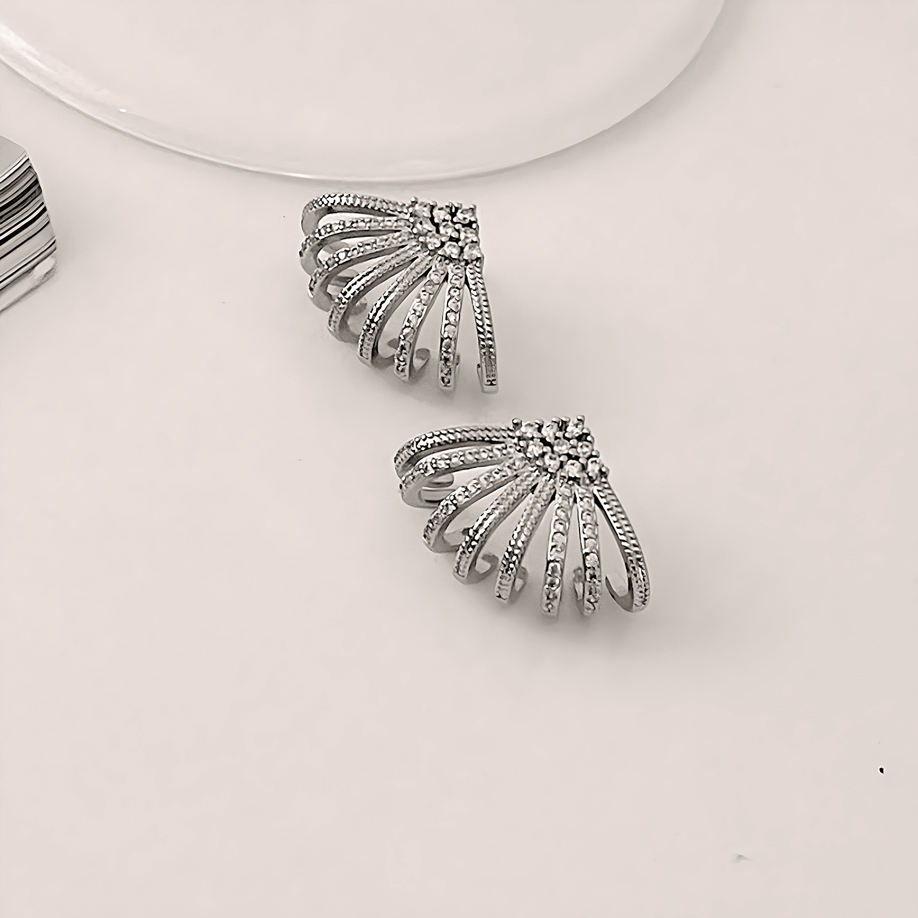 Brinco Ear Cuff Concha Cravejado em Zircônias RB | Raiza Delize Semijoias