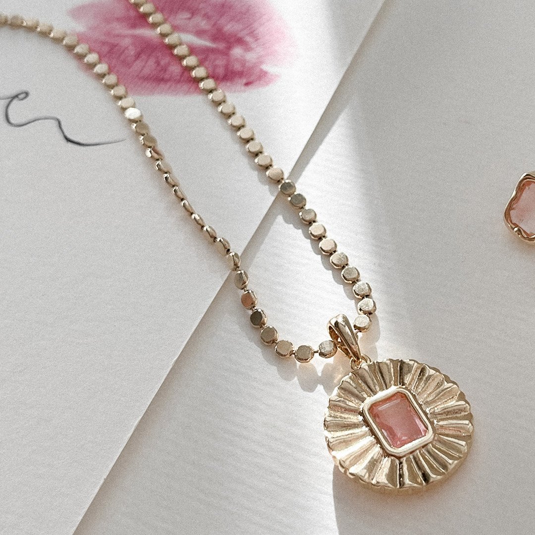 Pingente Minimalista Redondo Trabalhado Com Zircônia Retangular Central ...