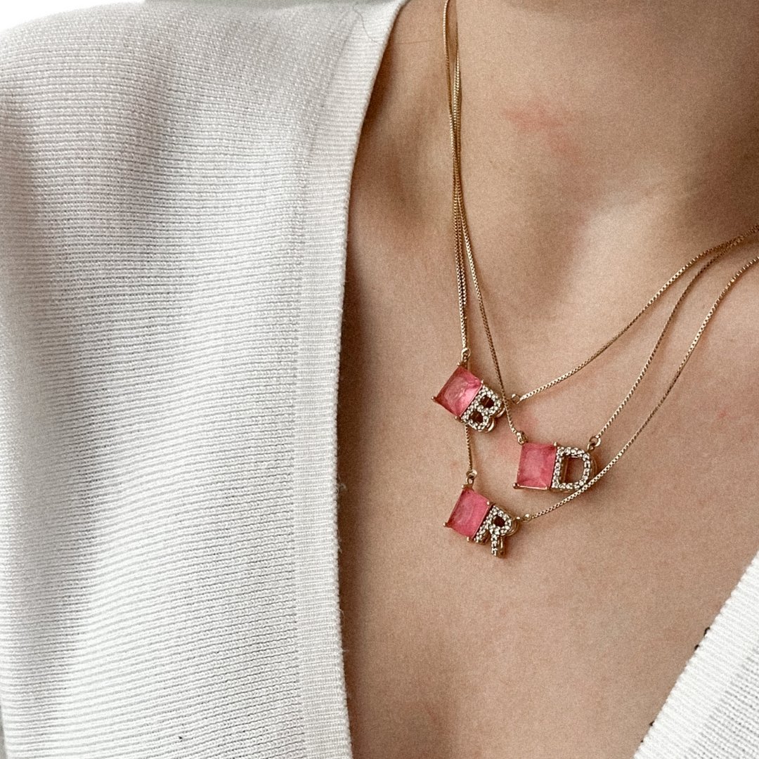 Colar Retangular Pedra Fusion Rosa + Letra Banhadas Ouro 18K - Raiza ...
