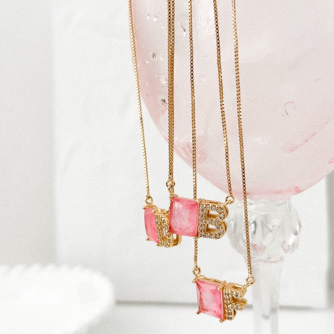 Colar Retangular Pedra Fusion Rosa + Letra Banhadas Ouro 18K - Raiza ...