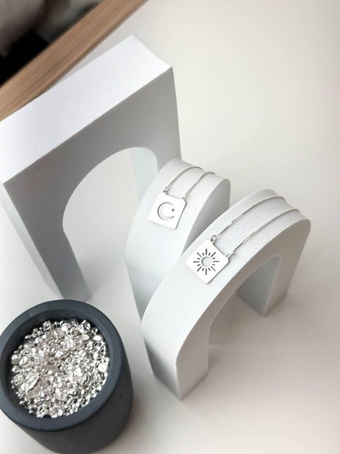 Escapulário Sol e Lua Vazado | LIRIOH JOIAS