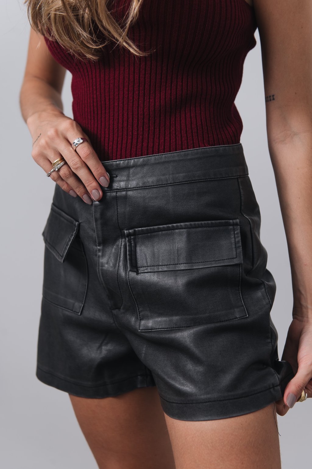 Short de Couro Sintético Cinza | Cali Store