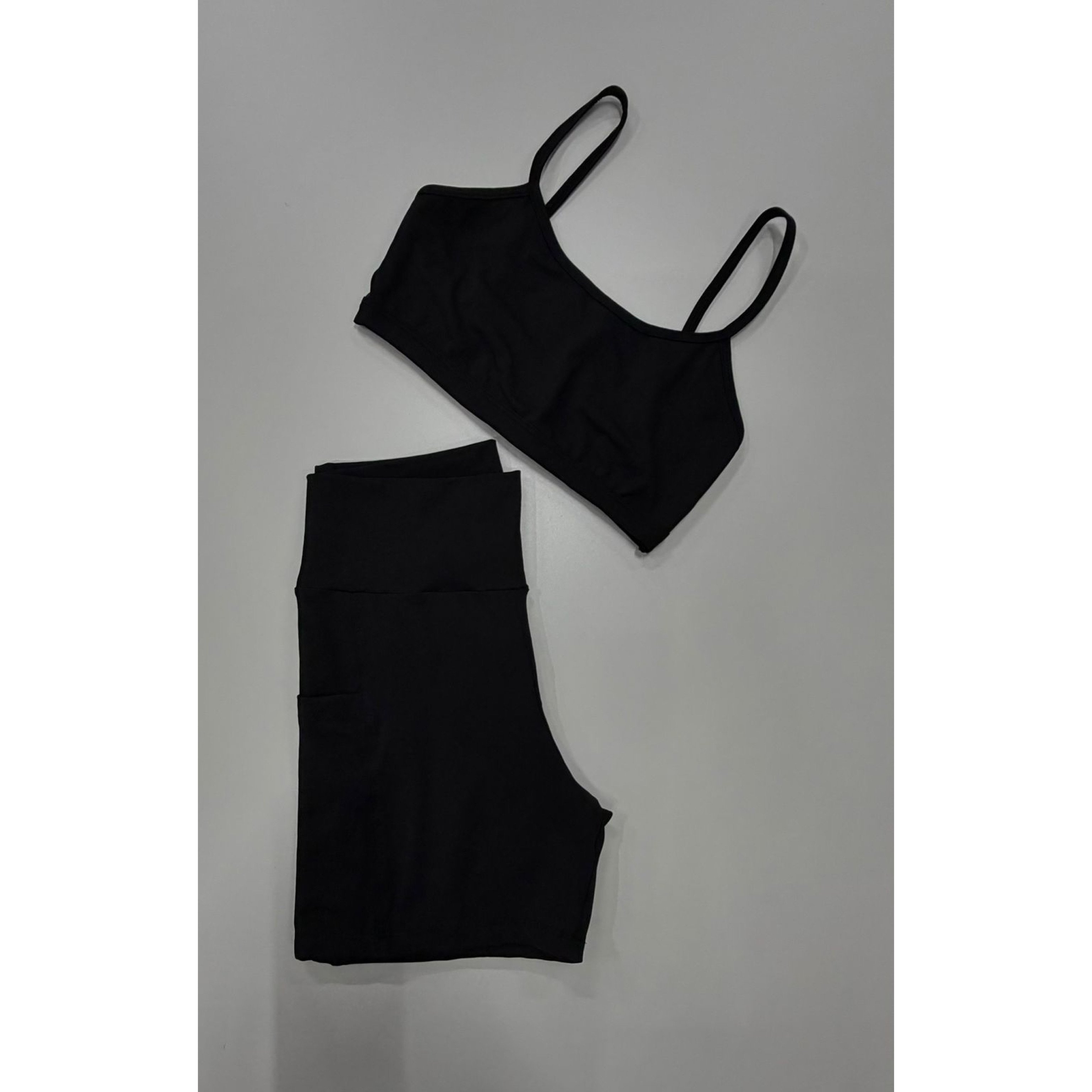 Cj short bolso suplex de poliamida preto + top Laura TAM único | Studiofit