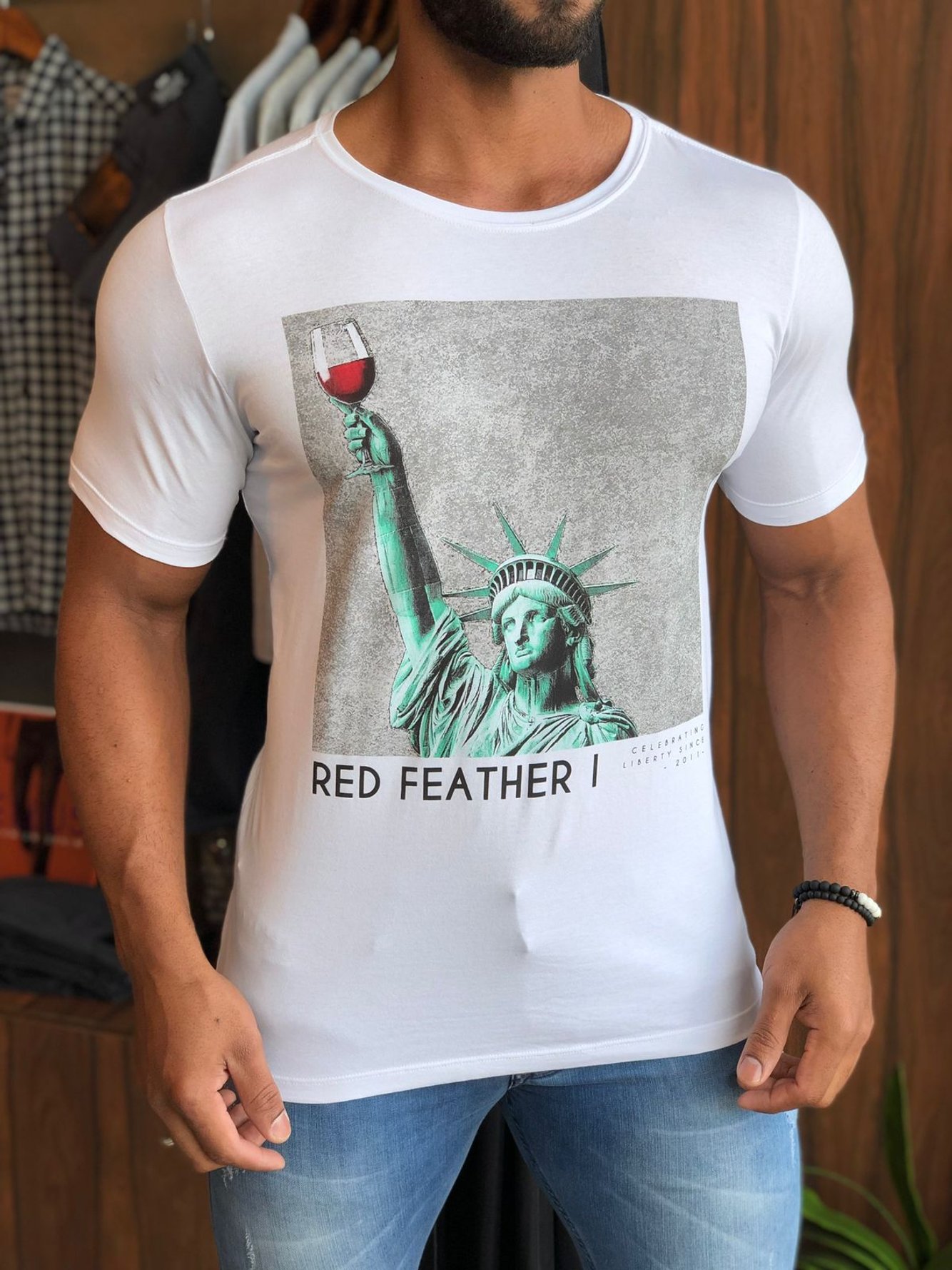Camiseta Red Feather Branca Celebrating | Henri Store