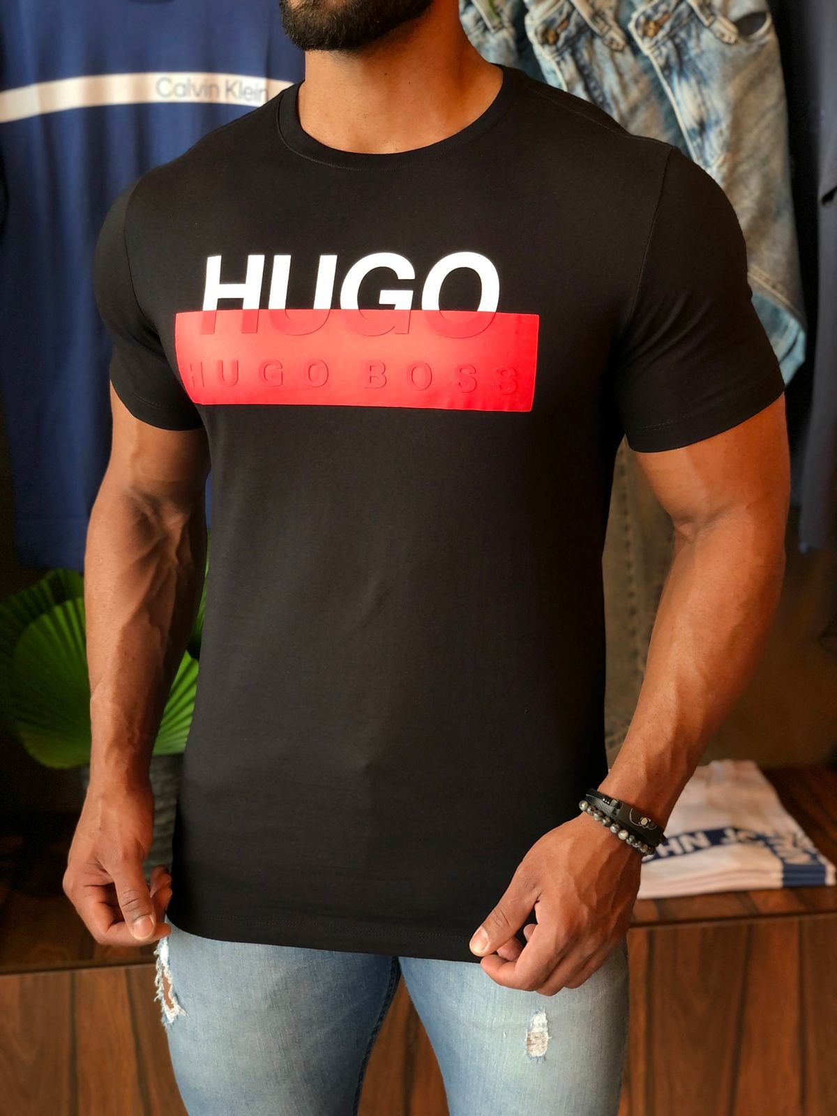 Camiseta Hugo Boss Preto Faixa Vermelha/Relevo | Henri Store - Loja Oficial