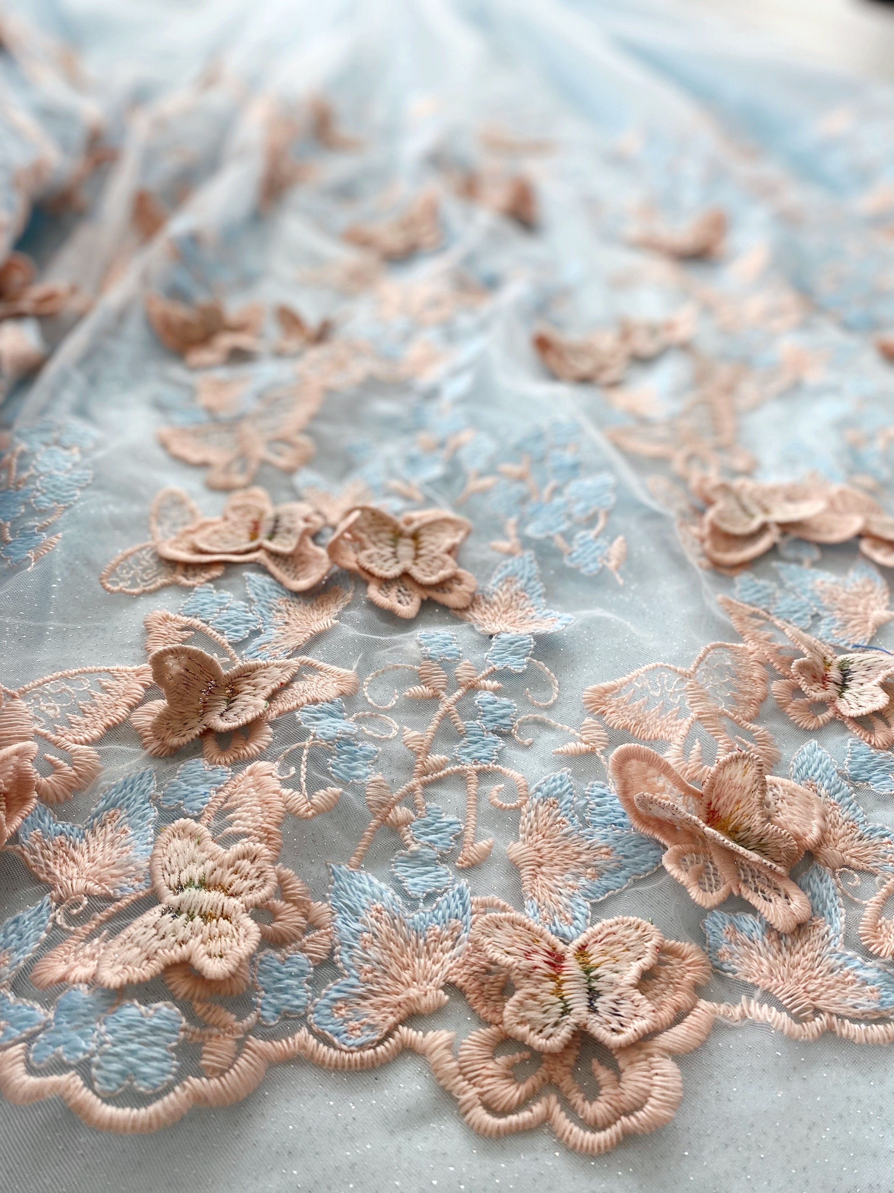 Tule Bordado com Borboletas em 3d cor Azul Serenity com Rosa - Largura ...