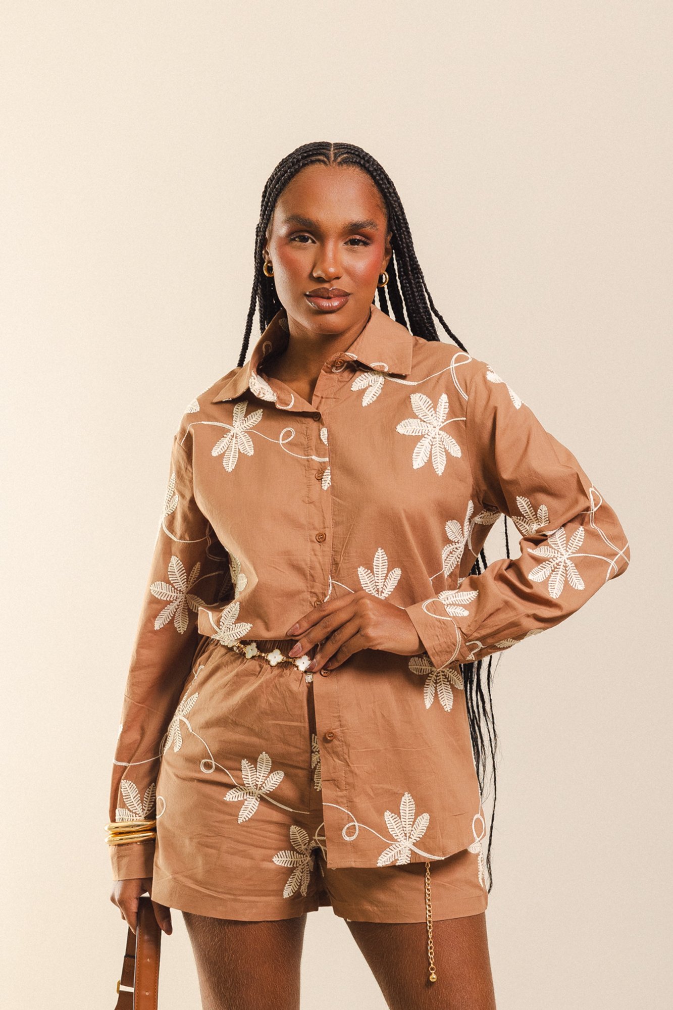 Cinto Corrente Dourada Pedras Trevo | Preto e Branco | Loja Platô