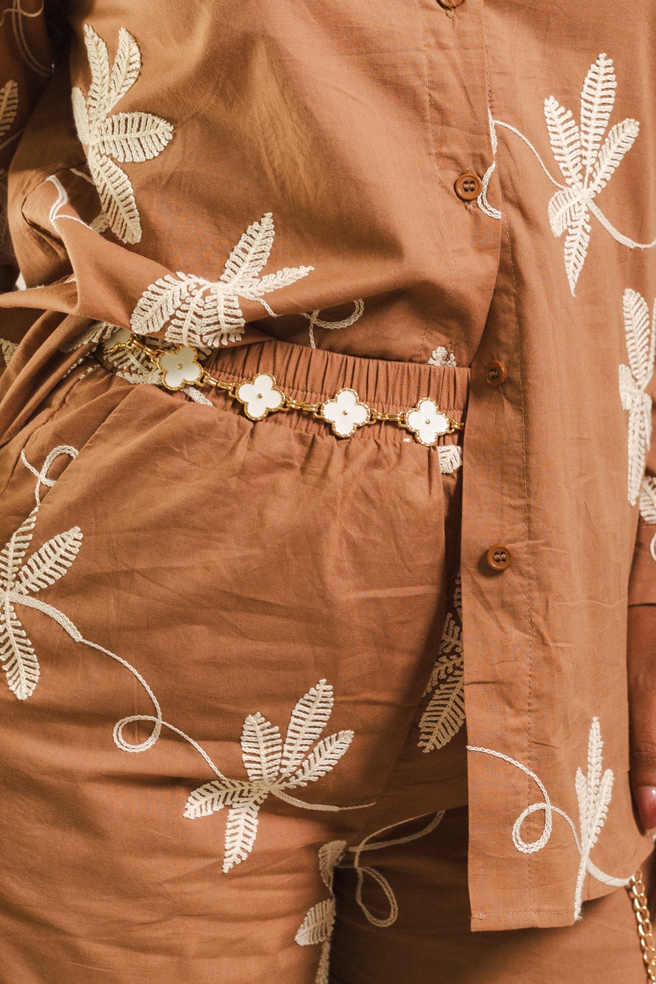 Cinto Corrente Dourada Pedras Trevo | Preto e Branco | Loja Platô