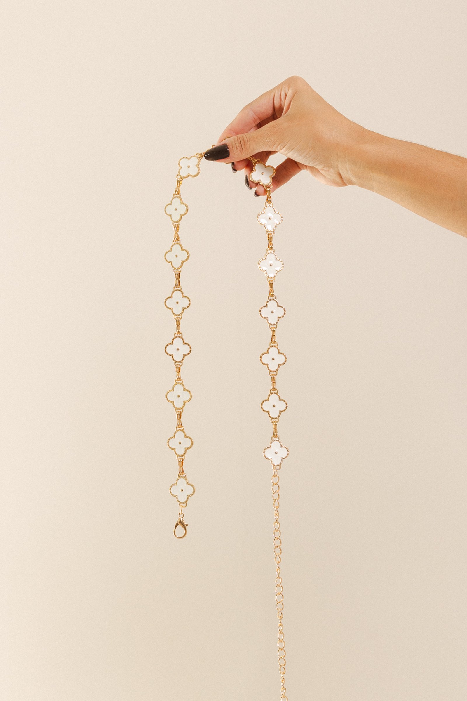 Cinto Corrente Dourada Pedras Trevo | Preto e Branco | Loja Platô