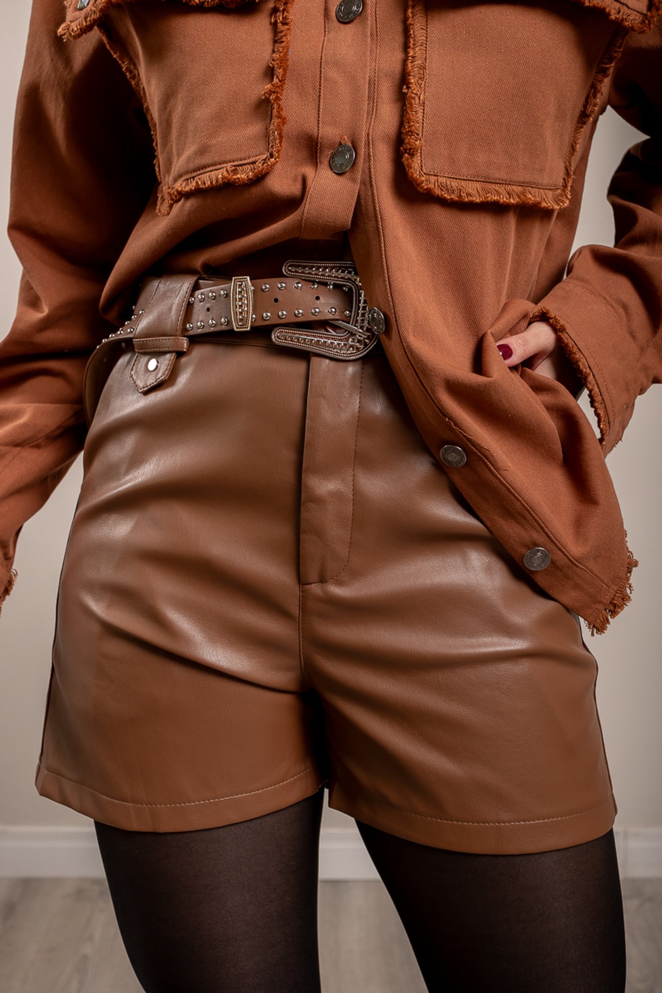 Short Feminino de Couro Eco com Cinto | Loja Platô