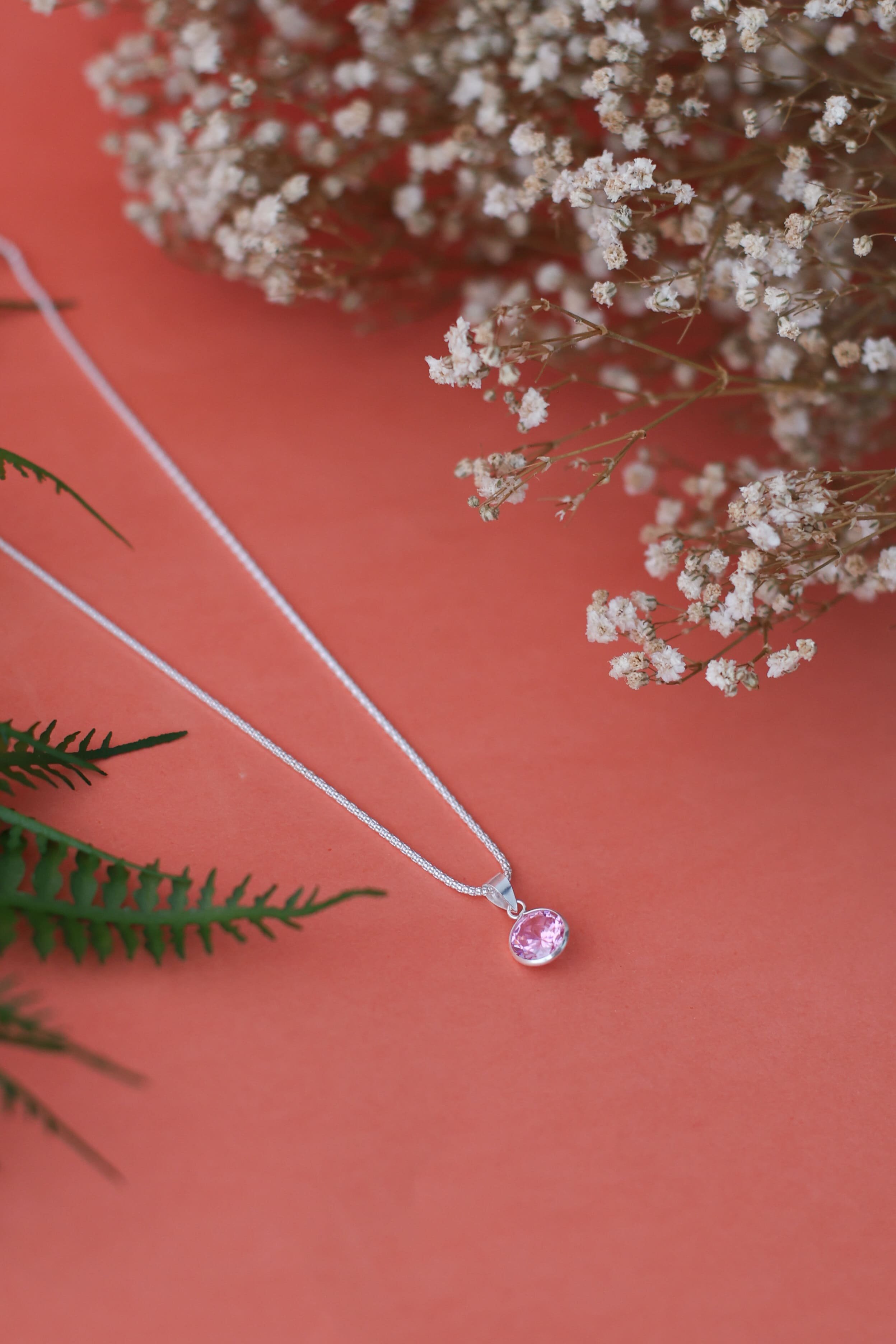 Colar Reluz Rosa em Prata | Arzu Joias