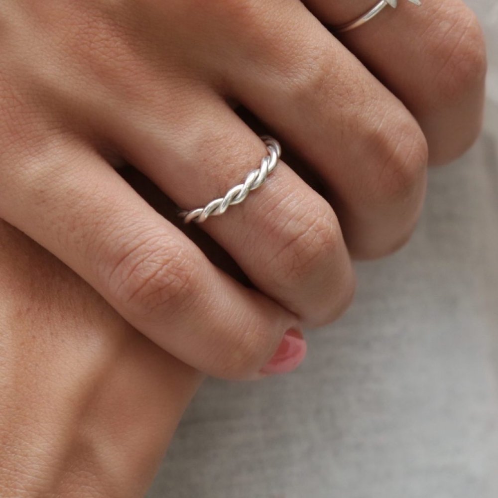 Anel Torcido em Prata | Doradot