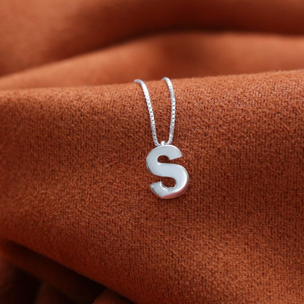 Colar Letra em Prata | Doradot
