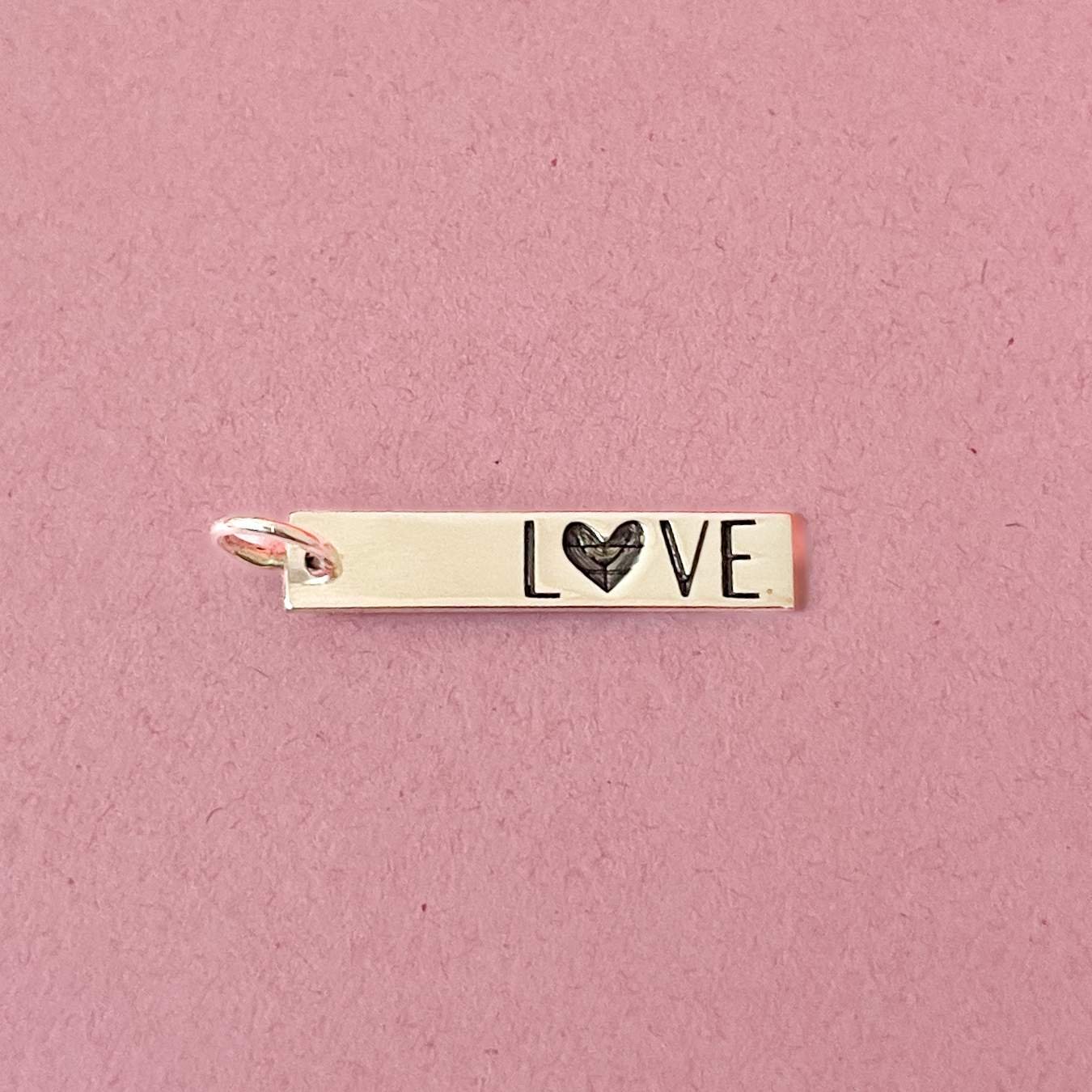 Plaquinha Slim Love em Prata | Doradot