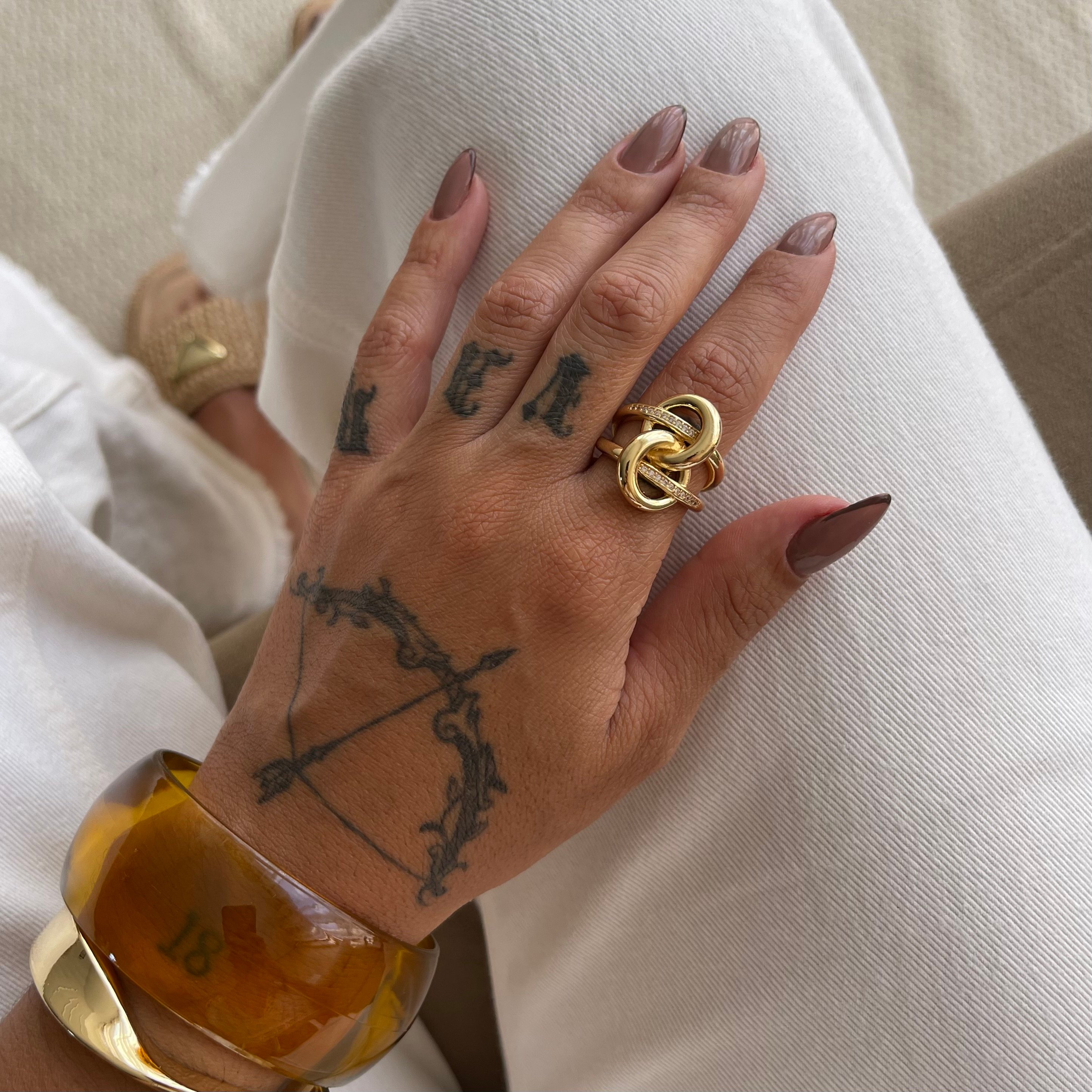 Anel Gringo Nó Cravejado (Dourado) | Luna Maya Folheados