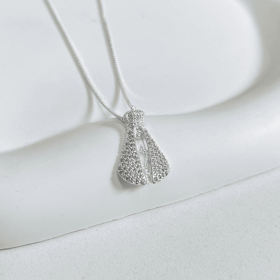 Colar Nossa Senhora: Manto Cravejado Branco | Bellitas Joias
