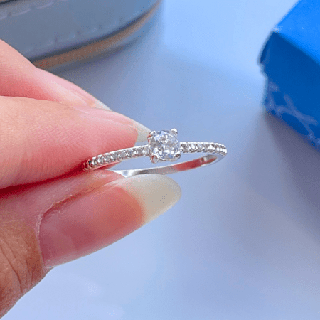 Anel Aro Cravejado com Zircônia Redonda e Detalhes Sofisticados ...