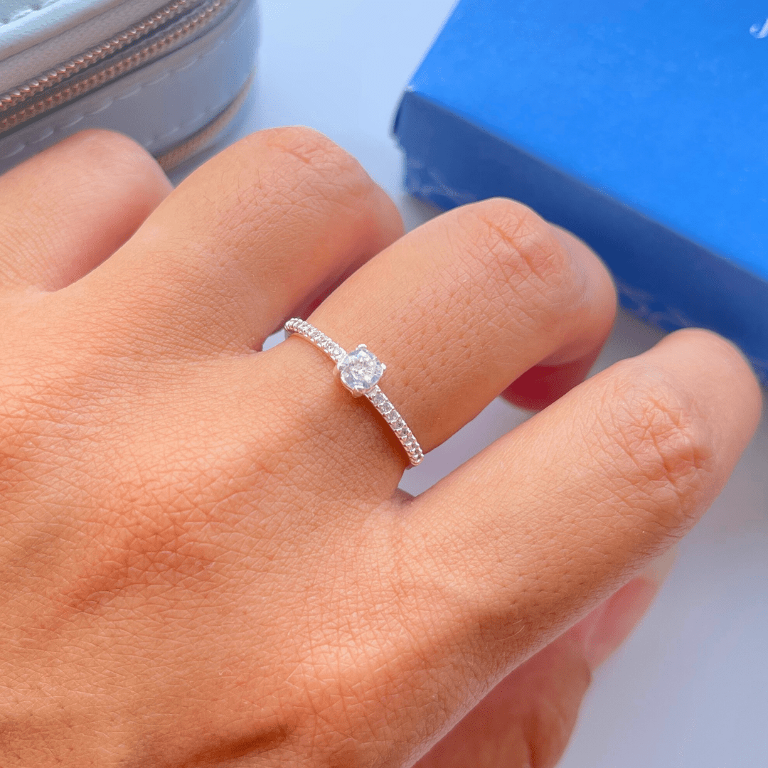 Anel Aro Cravejado com Zircônia Redonda e Detalhes Sofisticados ...