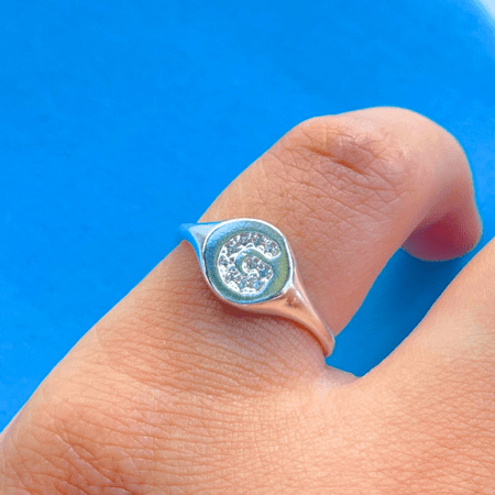 Anel Letra Cravejada em Prata: Elegância Personalizada | Bellitas Joias