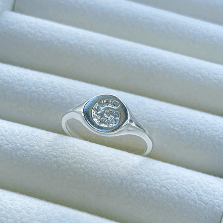 Anel Letra Cravejada em Prata: Elegância Personalizada | Bellitas Joias