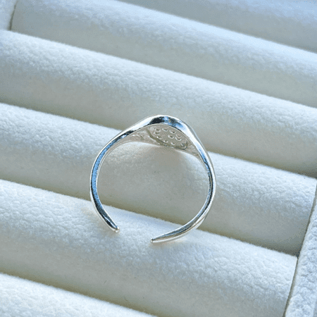 Anel Letra Cravejada em Prata: Elegância Personalizada | Bellitas Joias