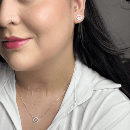 CONJUNTO REDONDO MOLDURA CRAVEJADO CRISTAL ROSA CLARO | Bellitas Joias