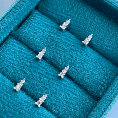 Piercing Pirâmide: Três Zircônias Alinhadas | Bellitas Joias