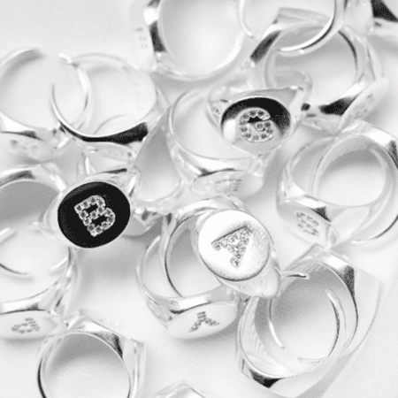 Anel Letra Cravejada em Prata: Elegância Personalizada | Bellitas Joias