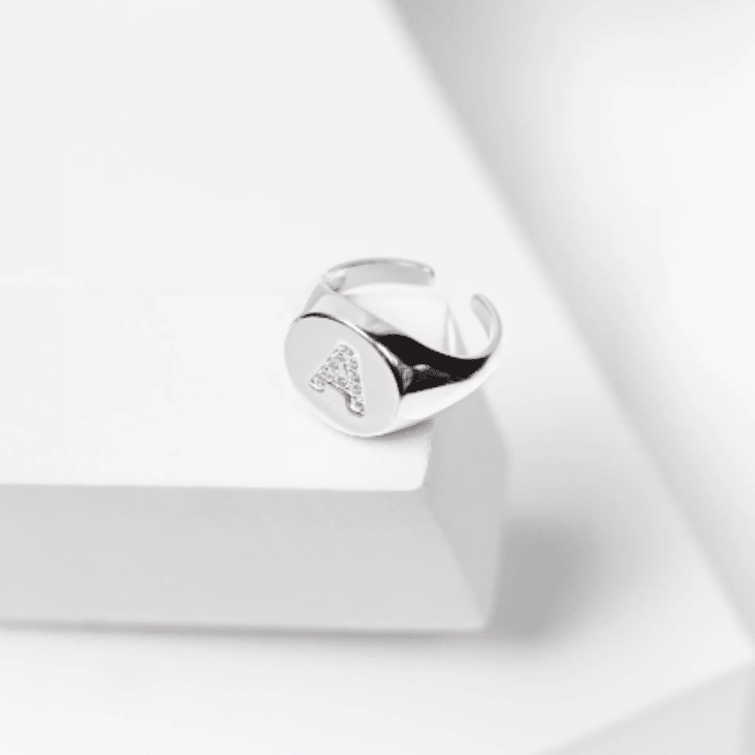 Anel Letra Cravejada em Prata: Elegância Personalizada | Bellitas Joias