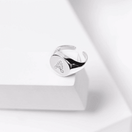 Anel Letra Cravejada em Prata: Elegância Personalizada | Bellitas Joias