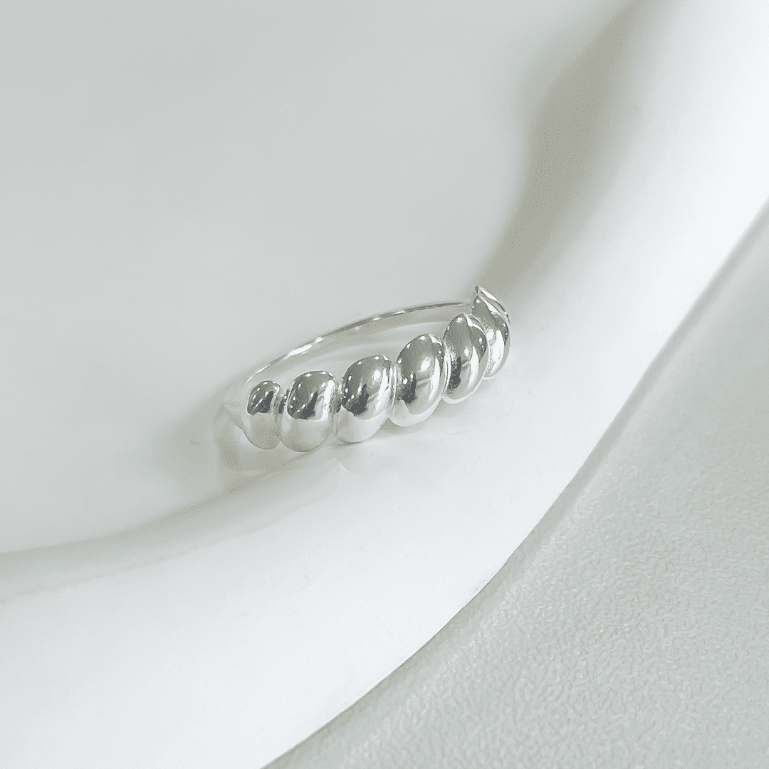 Anel Croissant com textura elegante - Prata 925 | Bellitas Joias
