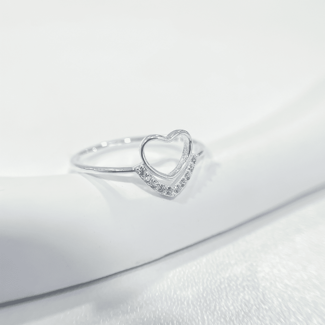 Anel com Coração Liso e Toque de Zircônias - Prata 925 | Bellitas Joias