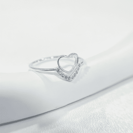 Anel com Coração Liso e Toque de Zircônias - Prata 925 | Bellitas Joias