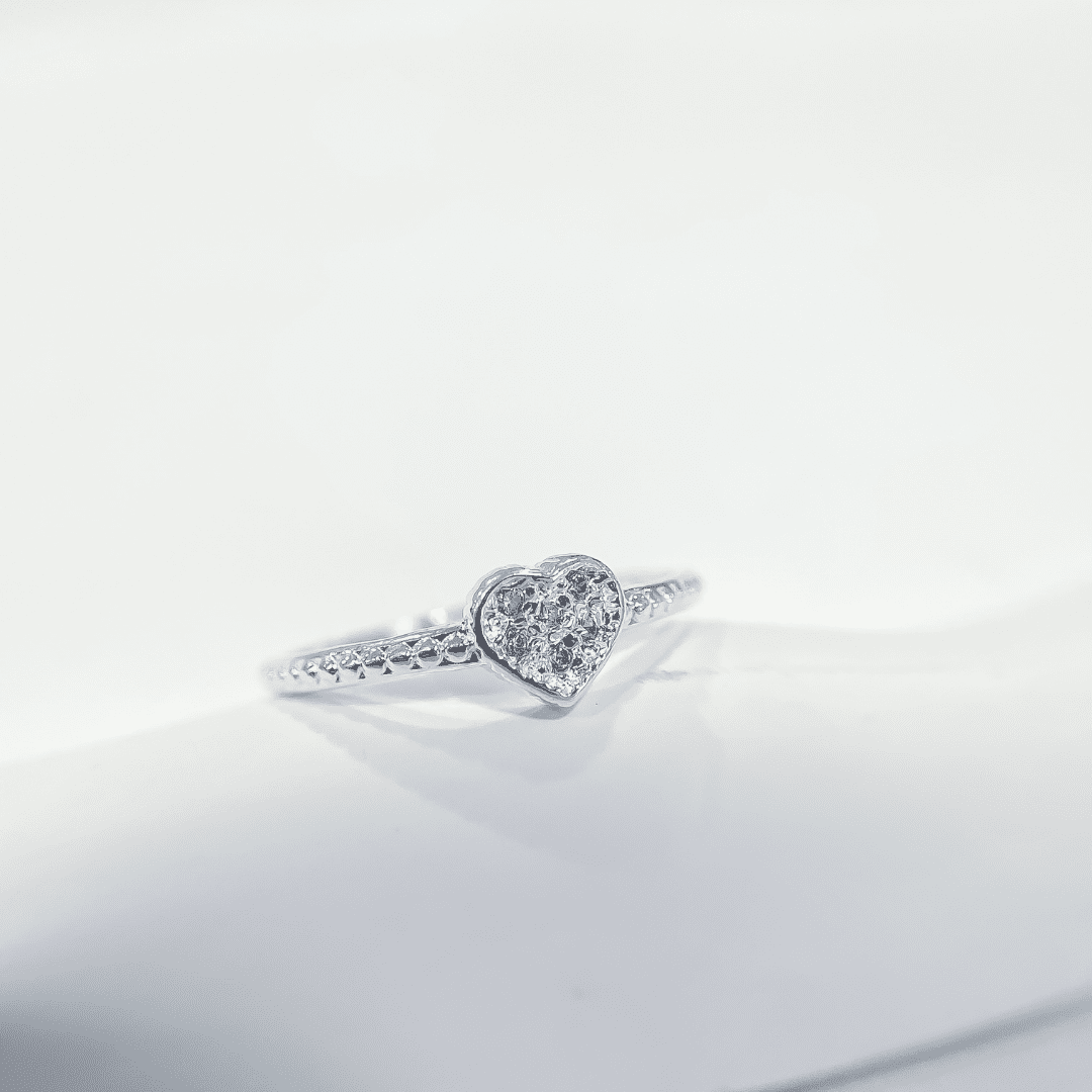 Anel Coração com 5 Zircônias e Aro Trabalhado - Prata 925 | Bellitas Joias