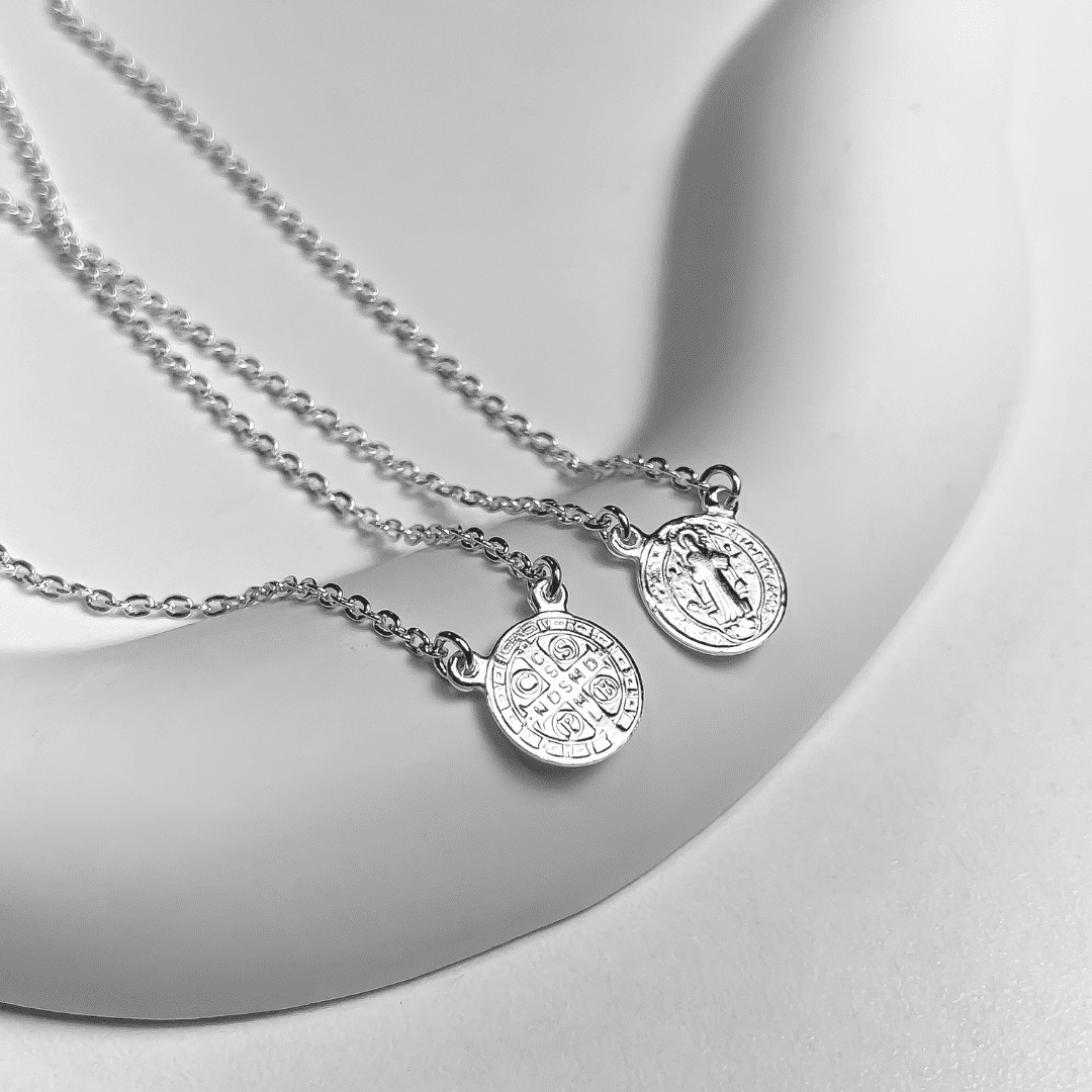 Escapulário São Bento – Símbolo de Proteção em Prata 925 | Bellitas Joias