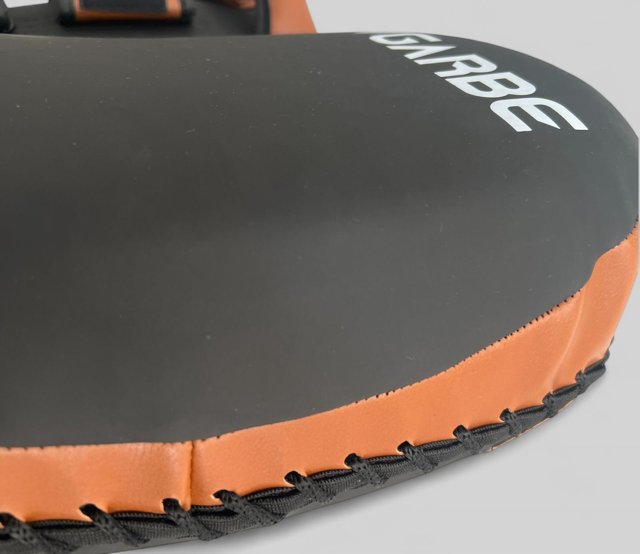APARADOR DE CHUTE THAI PAD CURVADO VGARBE - PRETO E MARROM | VGARBE