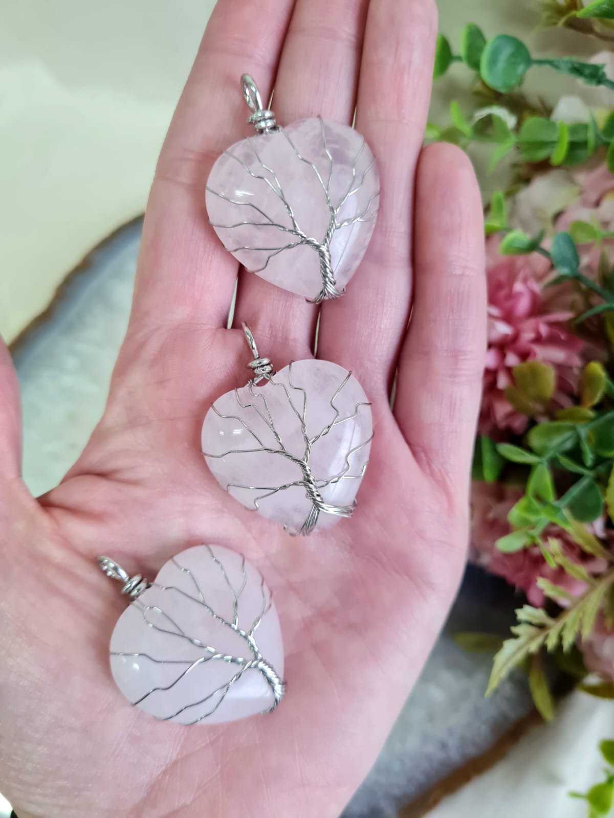 PINGENTE CORAÇÃO COM ARVORE DA VIDA QUARTZO ROSA | Atacadão das pedras