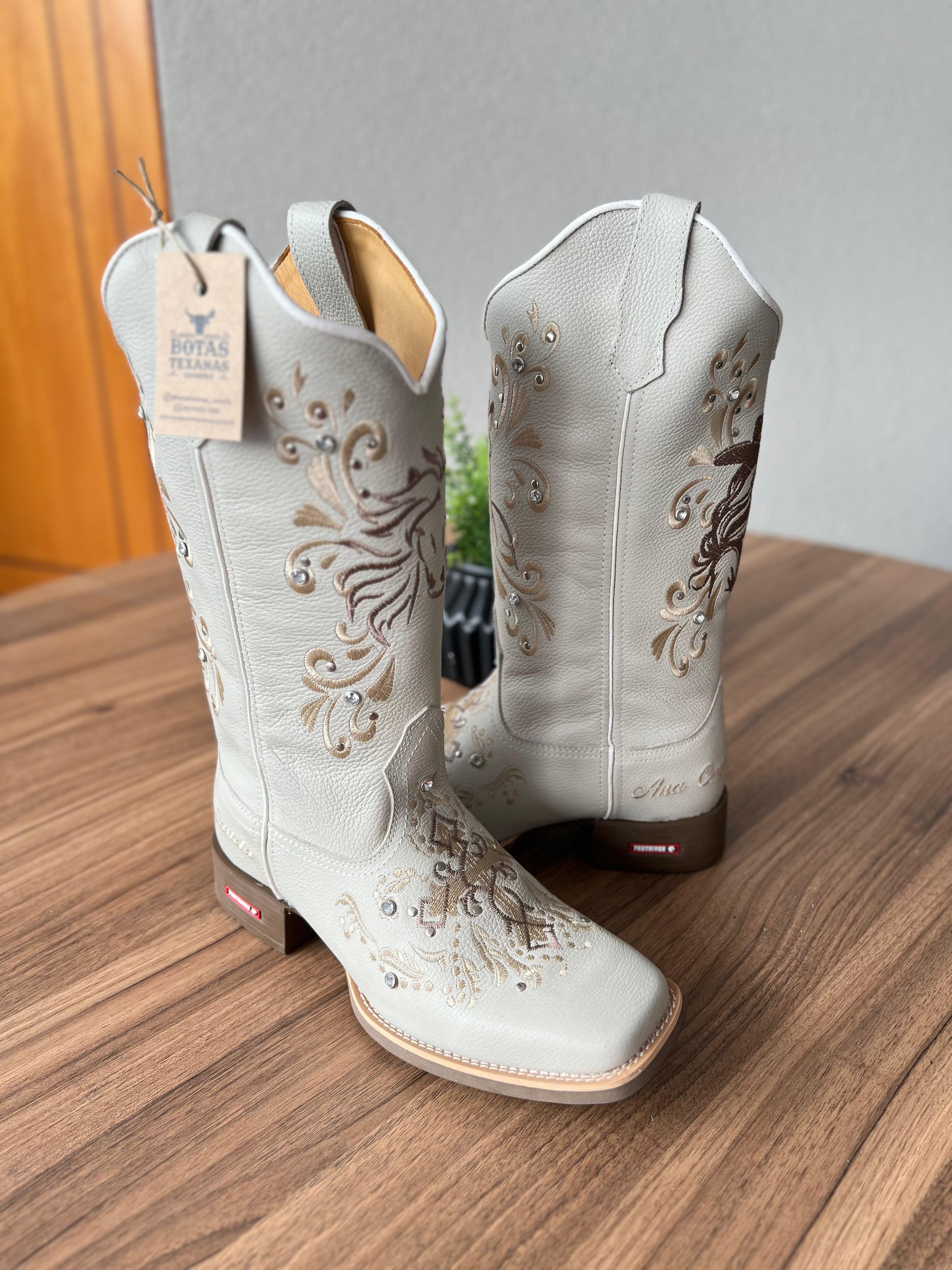 Texana Ana - Couro Off-White/Bordado Cavalo com Metais | Botas Texanas ...