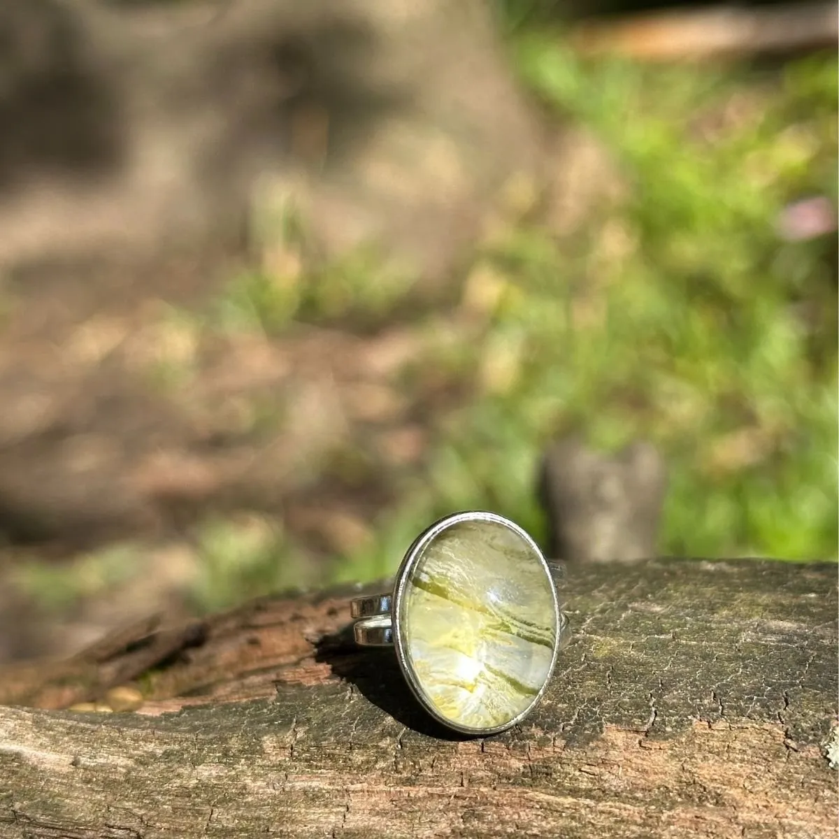 Conheça a energia do Epidoto, o mineral que nos ensina a cuidar mais da ...