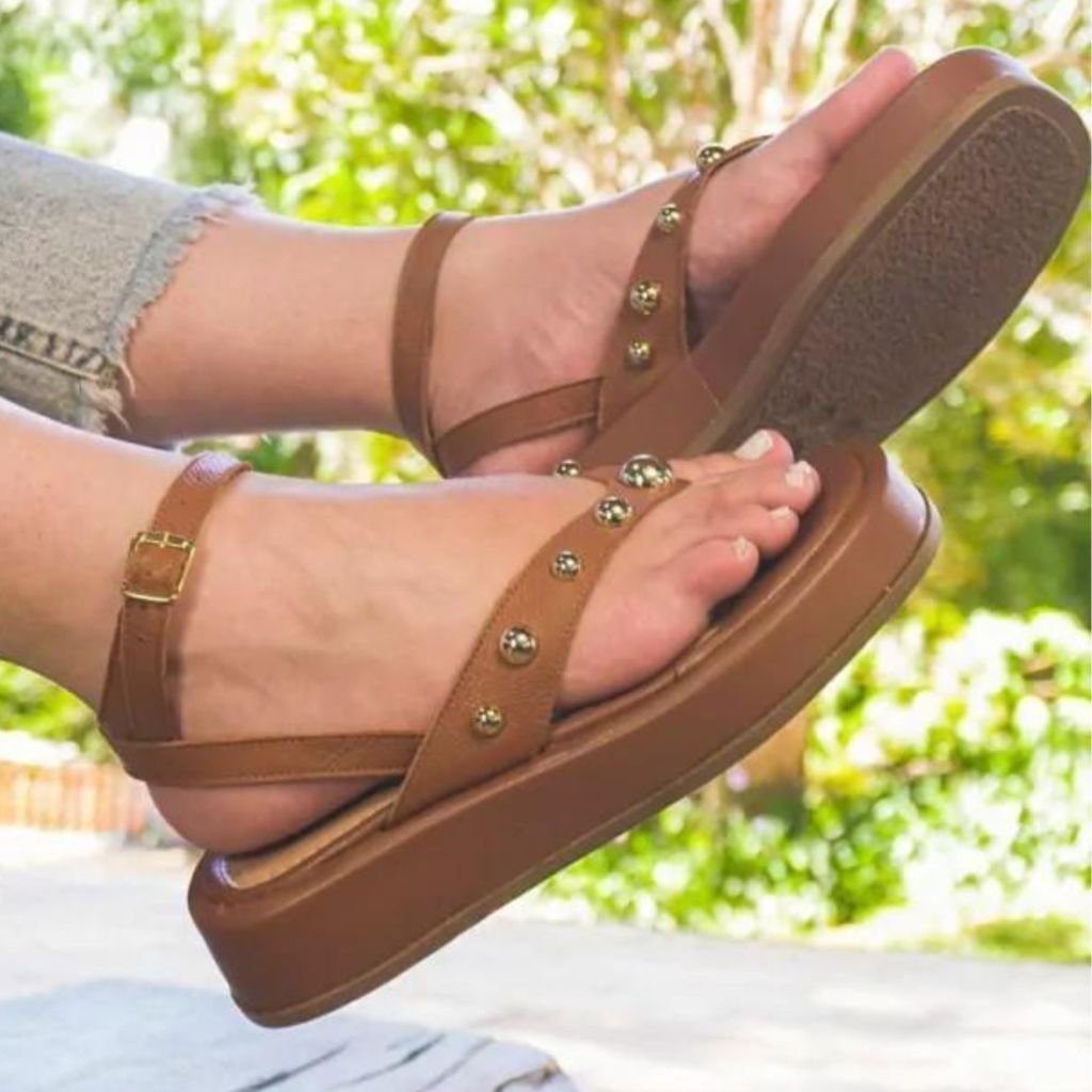 SANDÁLIA RASTEIRA EM COURO CARAMELO | Stella Regina