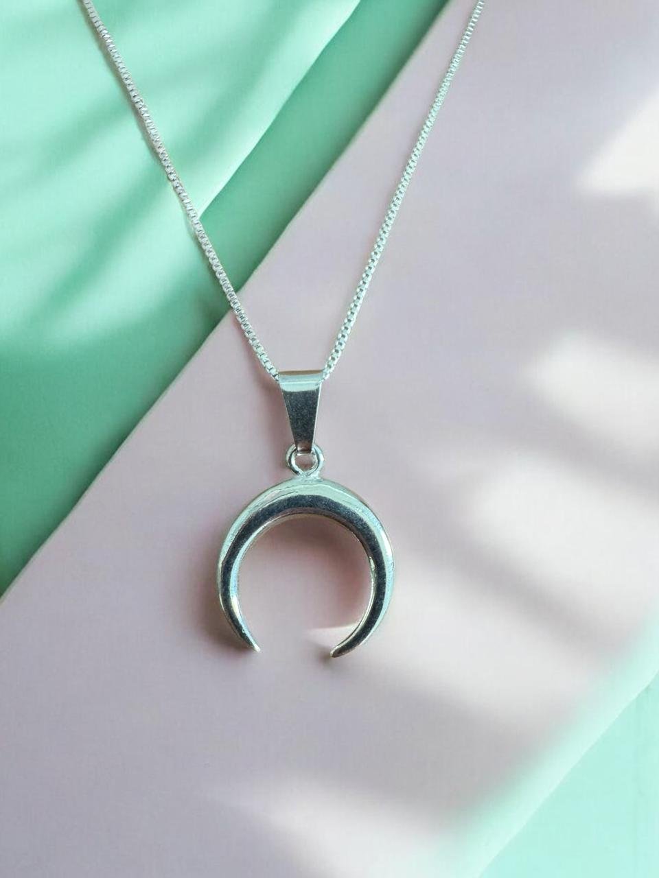 Colar Meia Lua Celta Minimalista | Flor de jambo acessorios