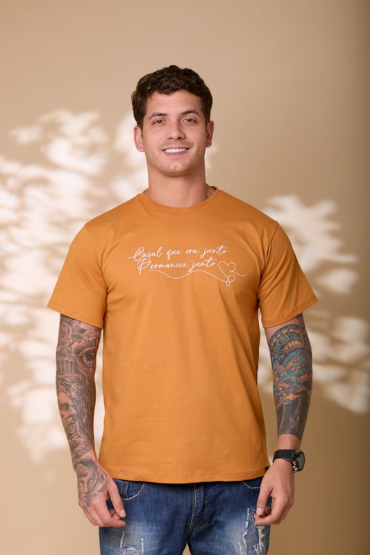 (2025) T-shirt Masculina Basic "Casal que ora junto, permanece junto ...