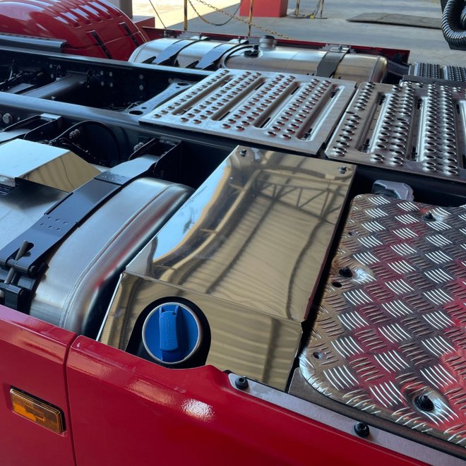 Acabamento de Inox do Tanque do Arla Scania NTG | Campagnaro